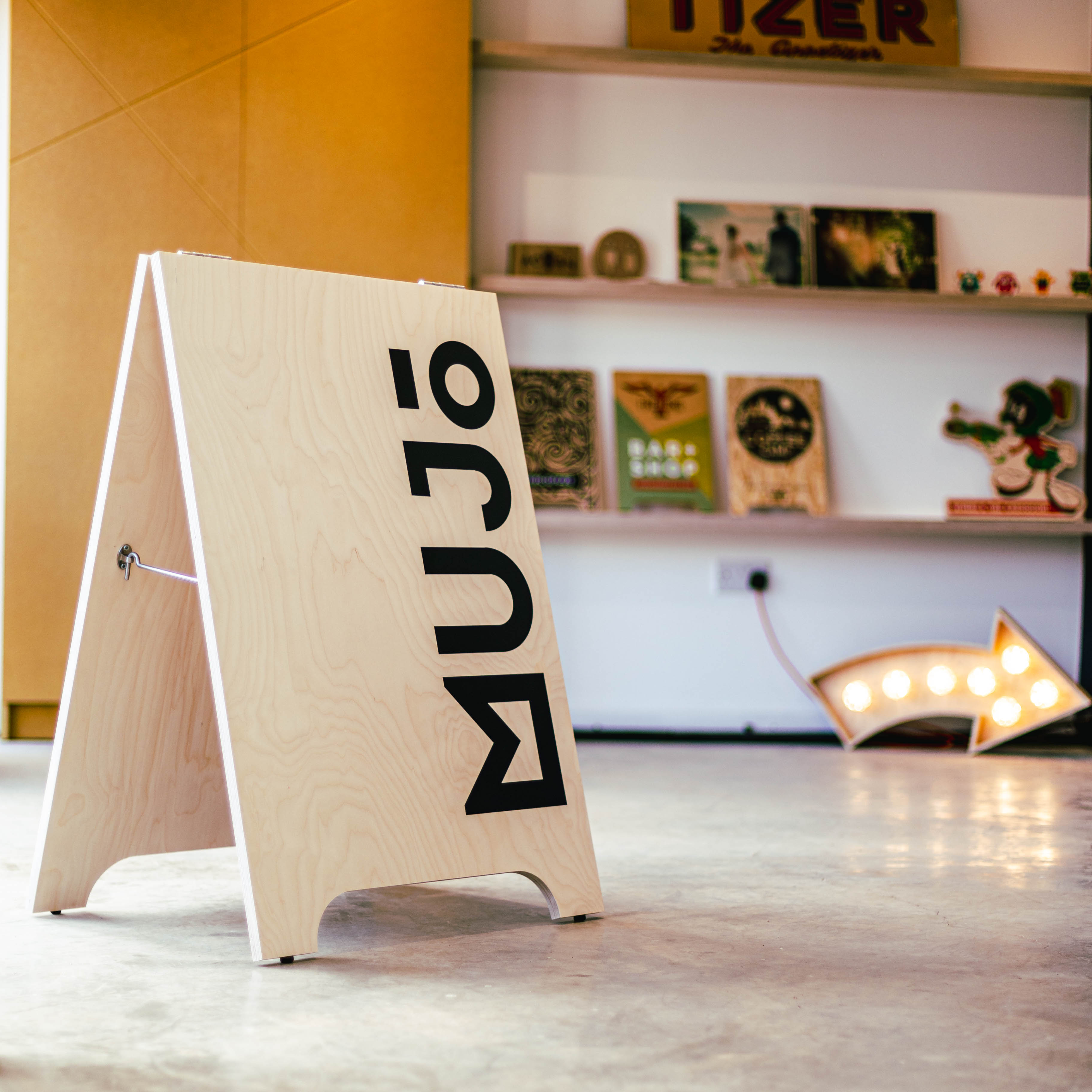 Pavement signs – Finch